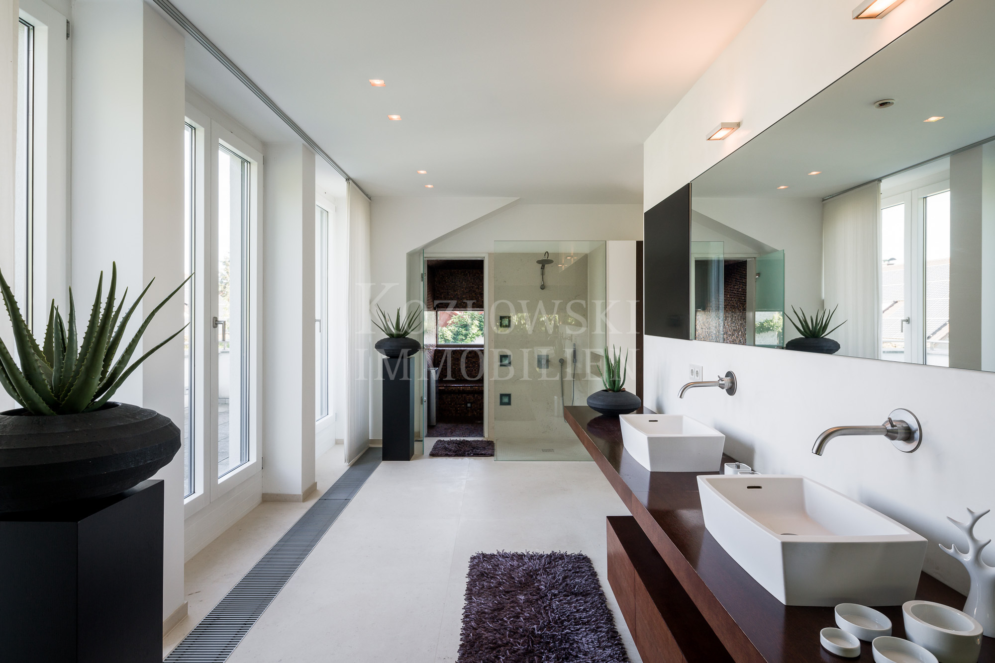 Design-Architektur in herrlicher Naturlage - Hochklassige Galerie-Villa ...